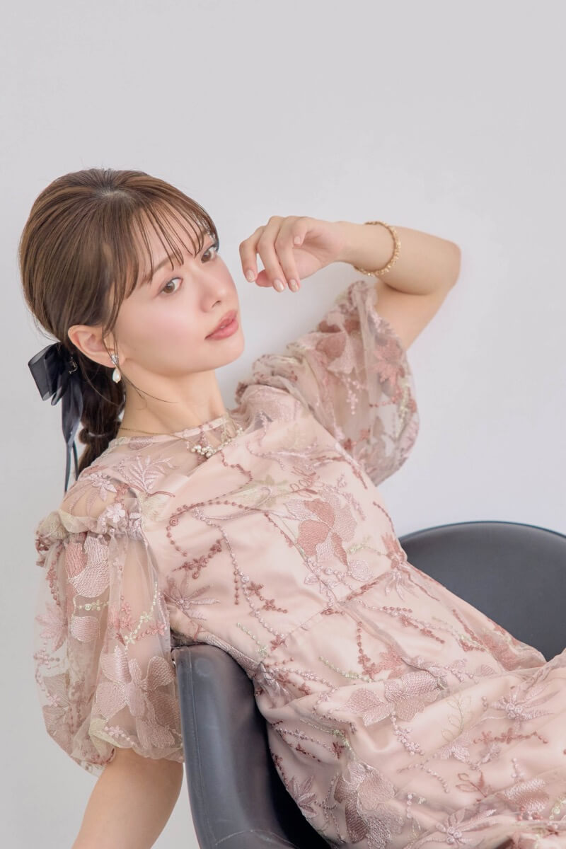 ピンクベージュのパフスリーブエンブロイダリードレス | metoi | L | 結婚式パーティーのレンタルドレスはリリアージュ